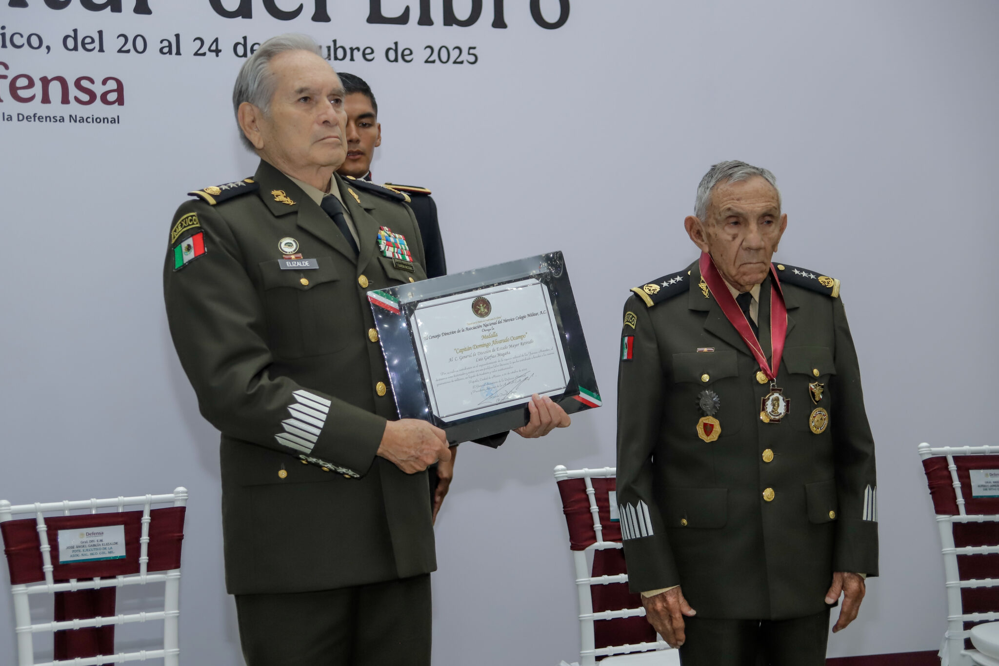 ANHCM ORGANIZA LA PRIMERA FERIA MILITAR DEL LIBRO - Armas - Revista Militar
