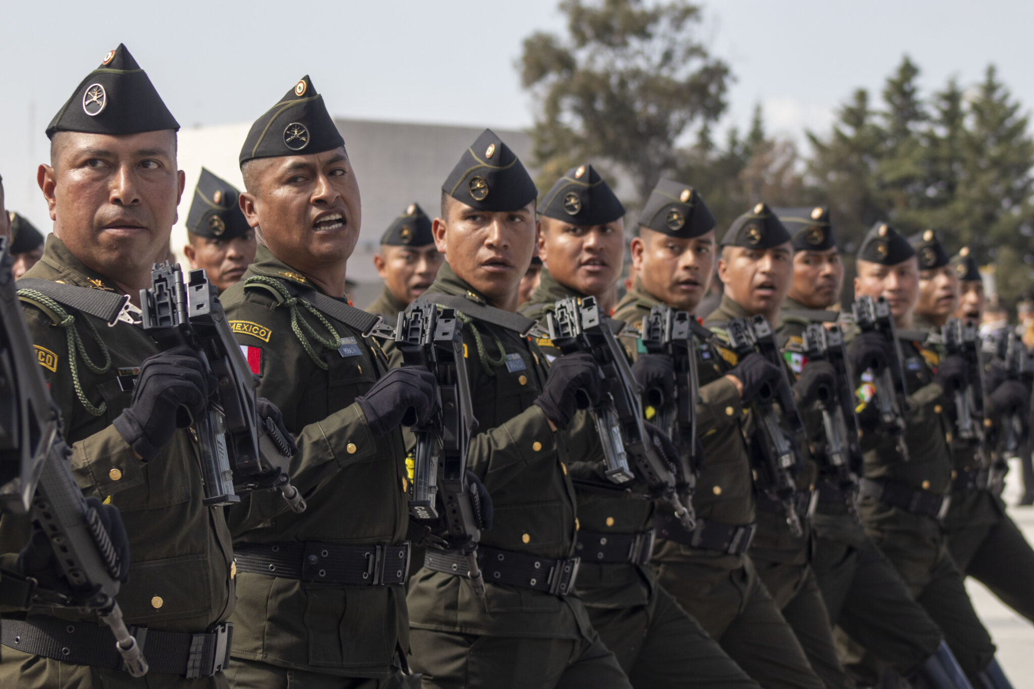 ESCUELA MILITAR DE SARGENTOS GRADÚA A MIL 451 NUEVOS MANDOS - Armas ...